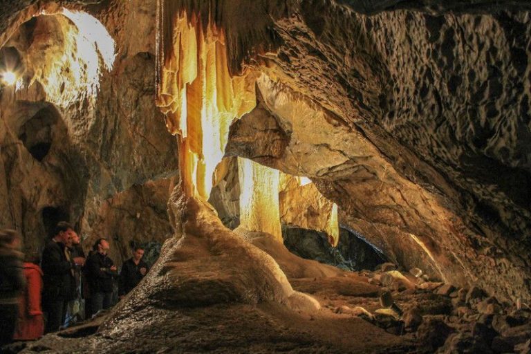 Las Cuevas kársticas de Moravia, formadas por la erosión del agua sobre ...